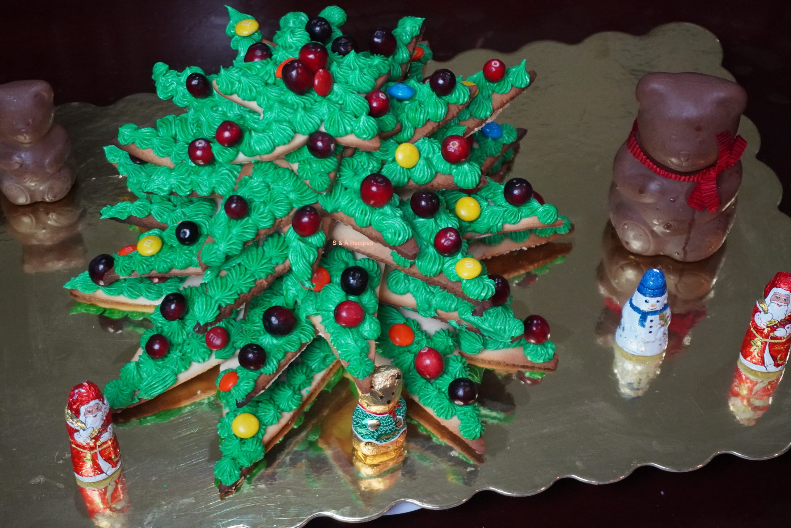 Festive Christmas tree made with cookies! - S & A Recipes